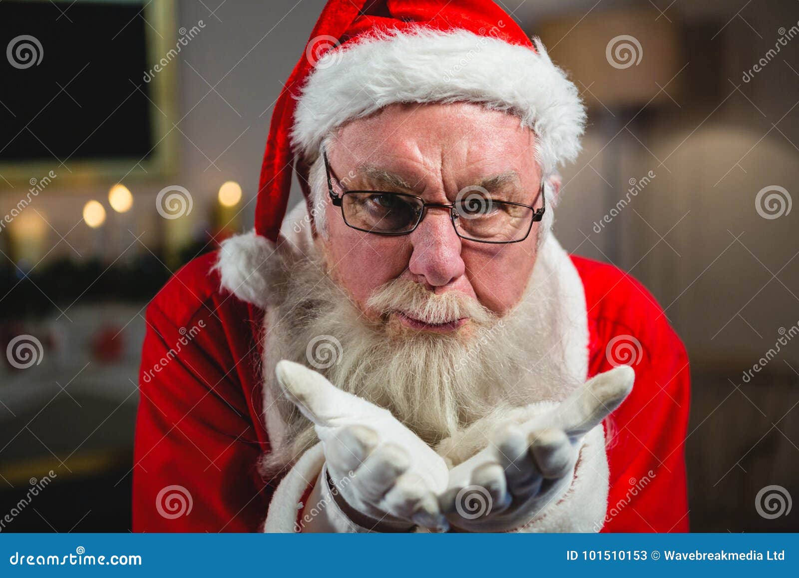 Santa Claus Blowing Kiss immagine stock. Immagine di domestico - 101510153