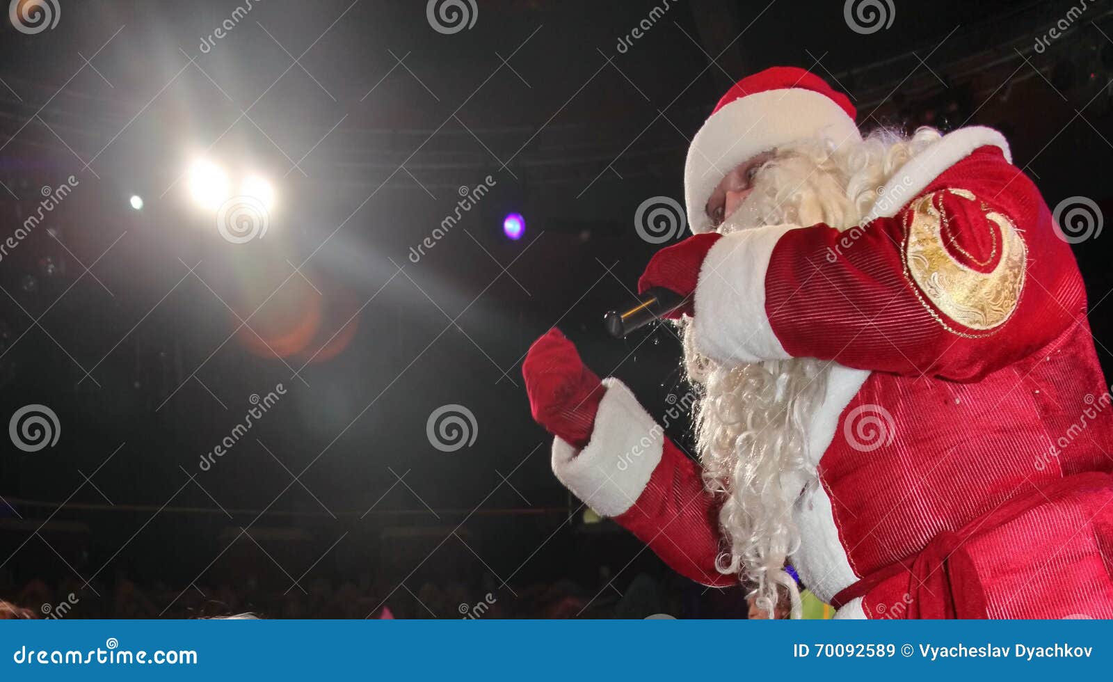 Santa Claus Com O Microfone Na Fase Imagem de Stock Editorial - Imagem ...