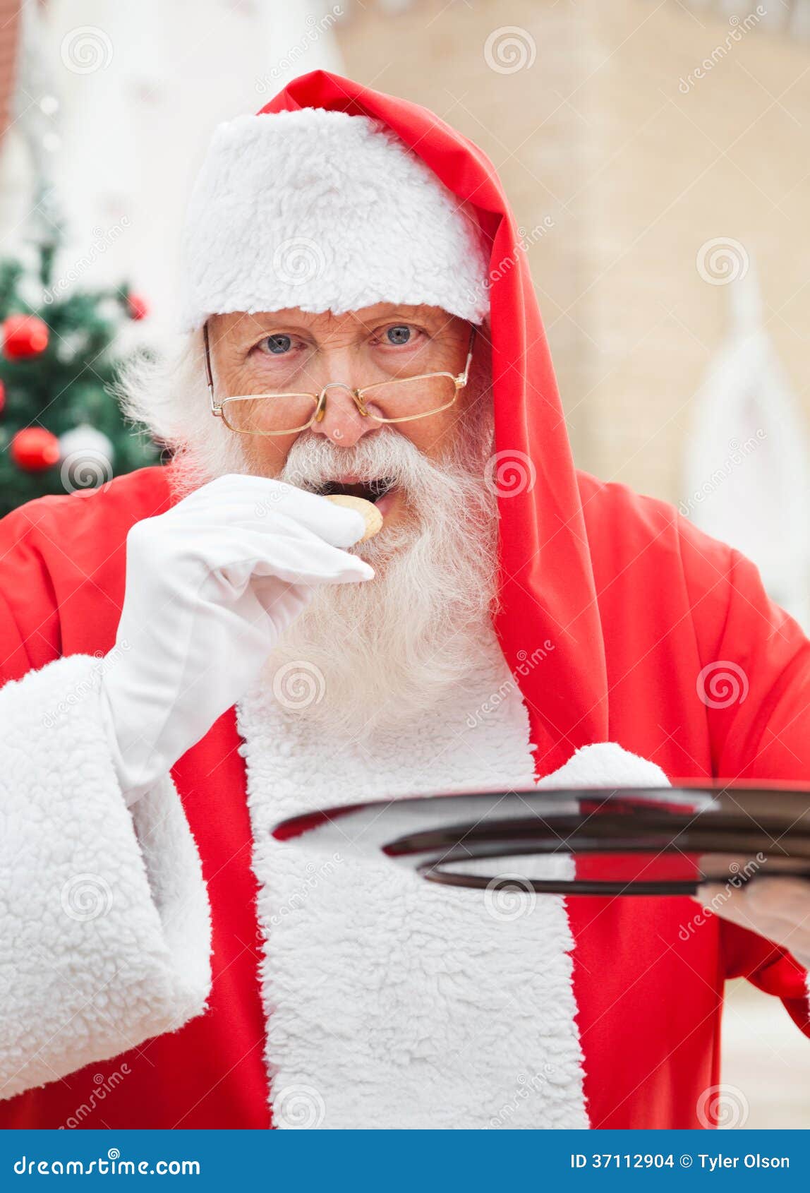 Santa Claus Eating Cookies Outdoors Foto de Stock - Imagem de natal ...