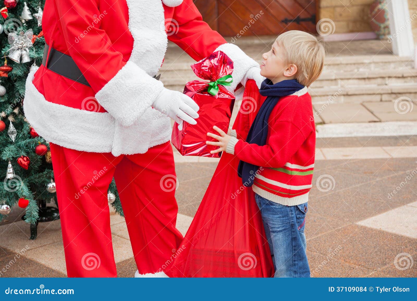Santa Claus Giving Gift To Boy Photo stock - Image du décembre ...