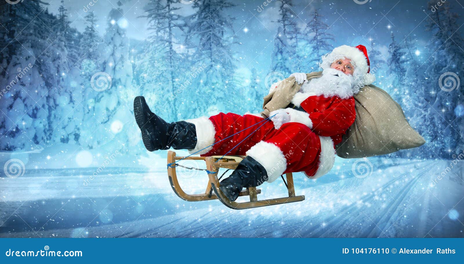 Santa Claus op zijn slee stock foto. Image of banier - 104176110