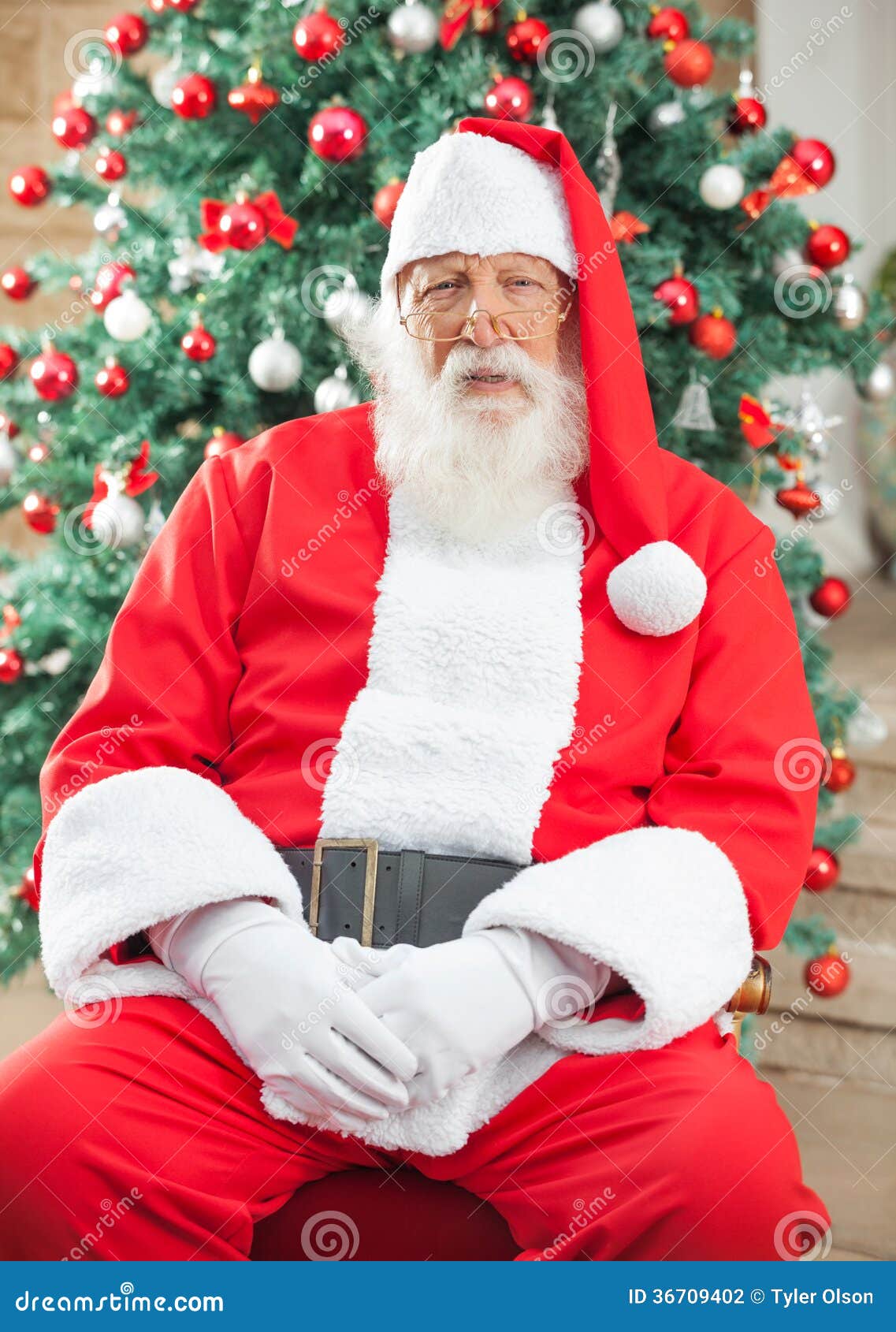 Santa Claus Sitting Against Christmas Tree Photo stock - Image du ...