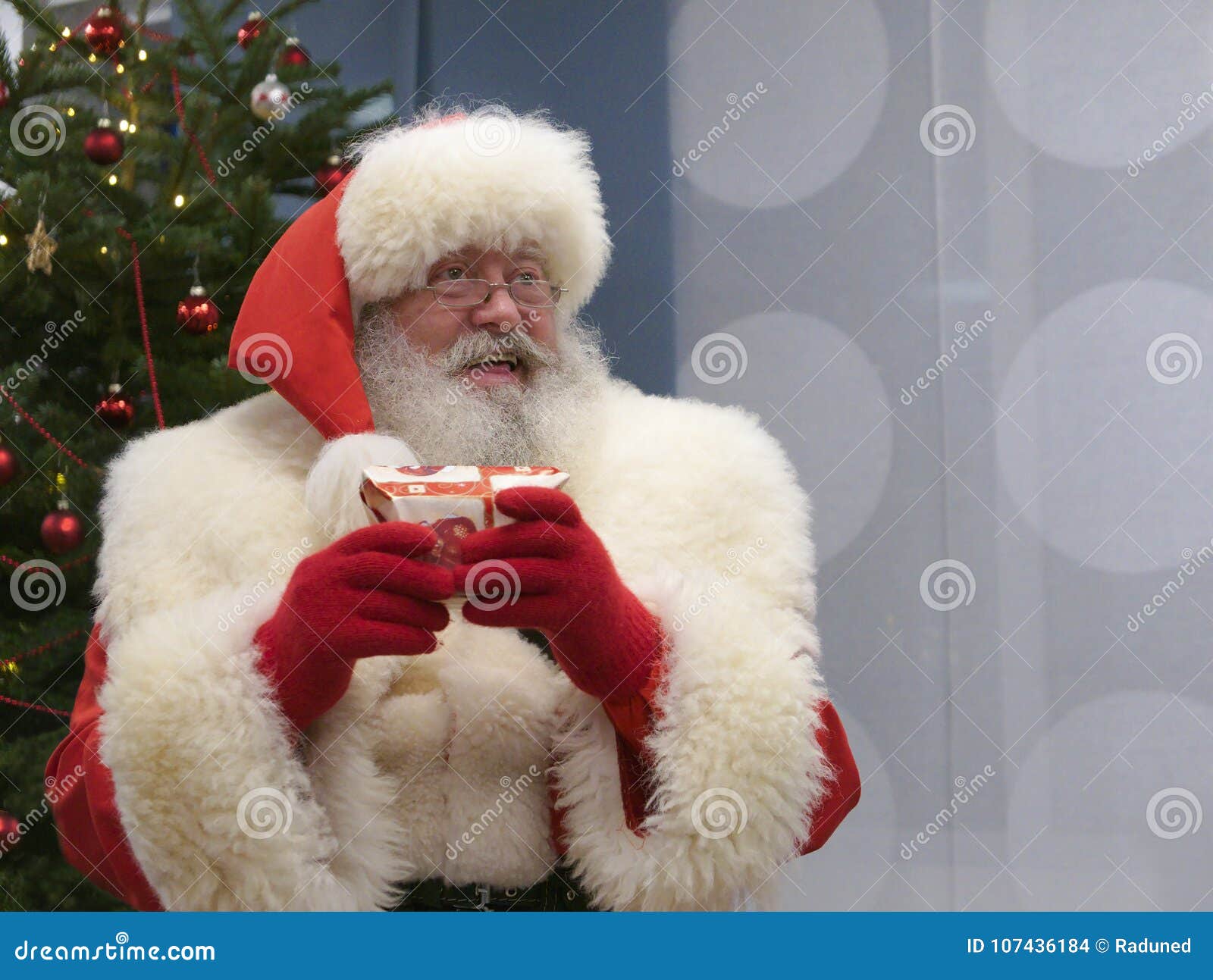 Santa Claus Smiling Real Y Llevar a Cabo Un Presente Foto de archivo ...