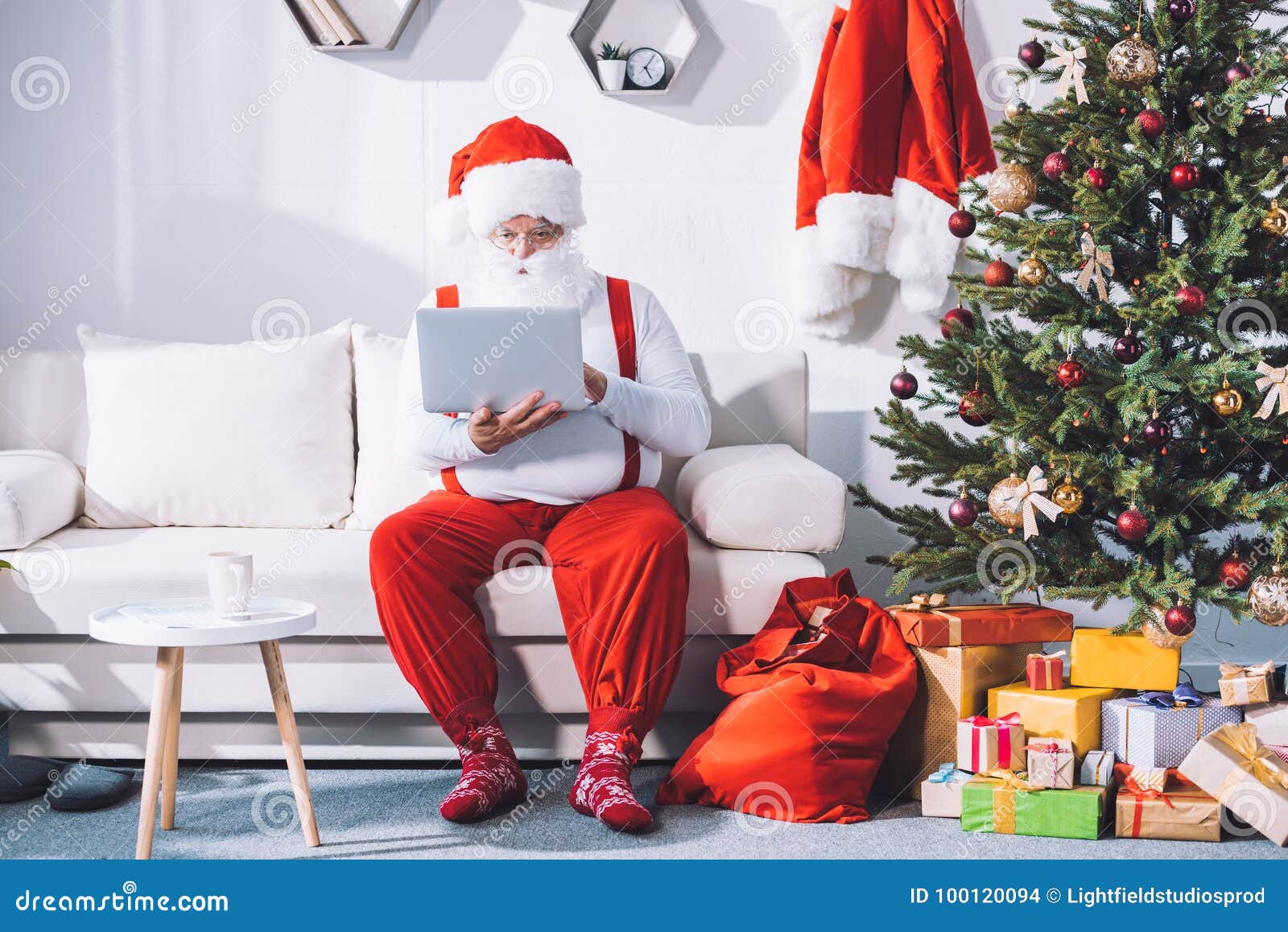 Santa Claus Using Laptop foto de archivo. Imagen de asimiento - 100120094