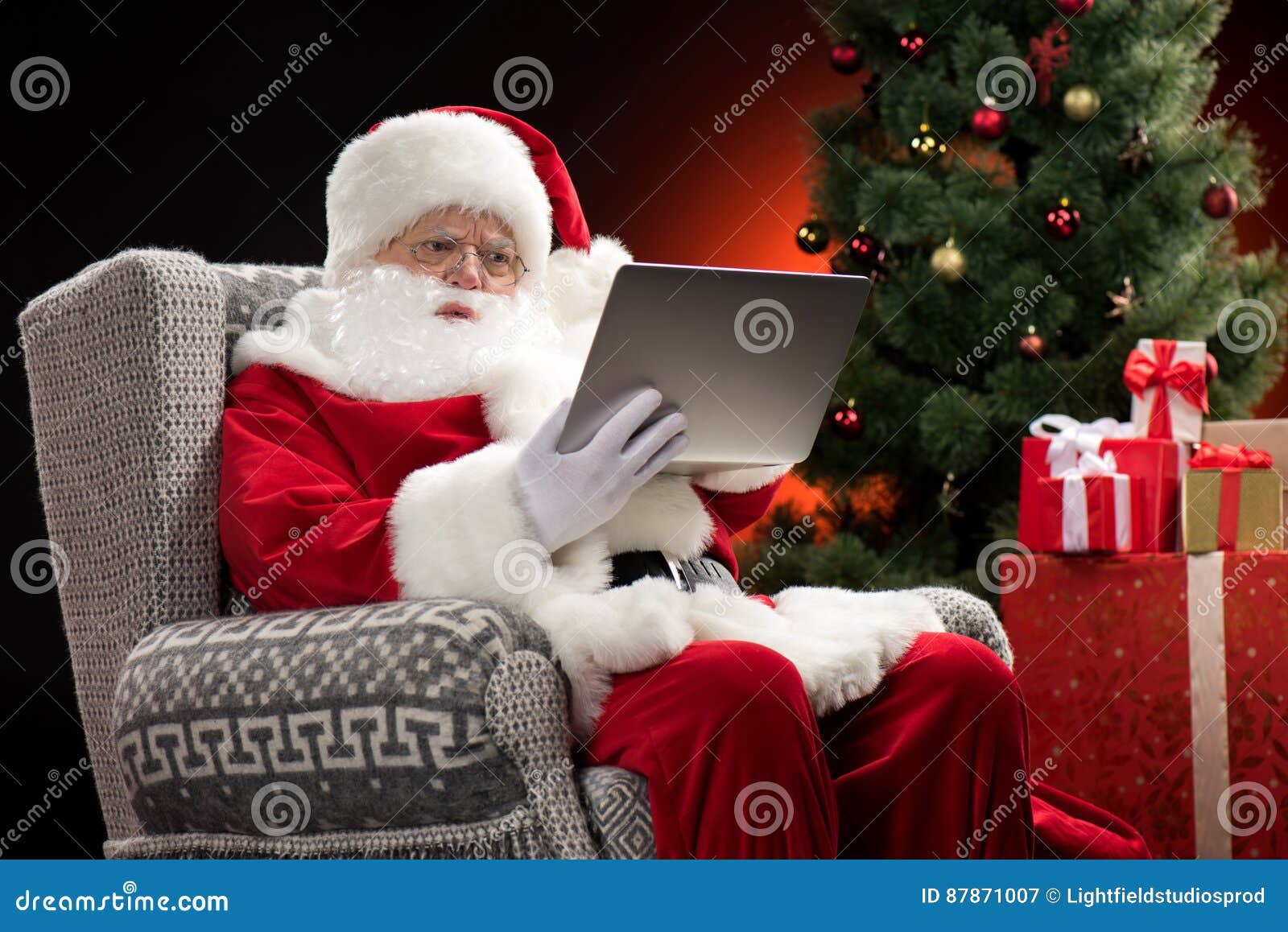 Santa Claus Using Laptop image stock. Image du présente - 87871007