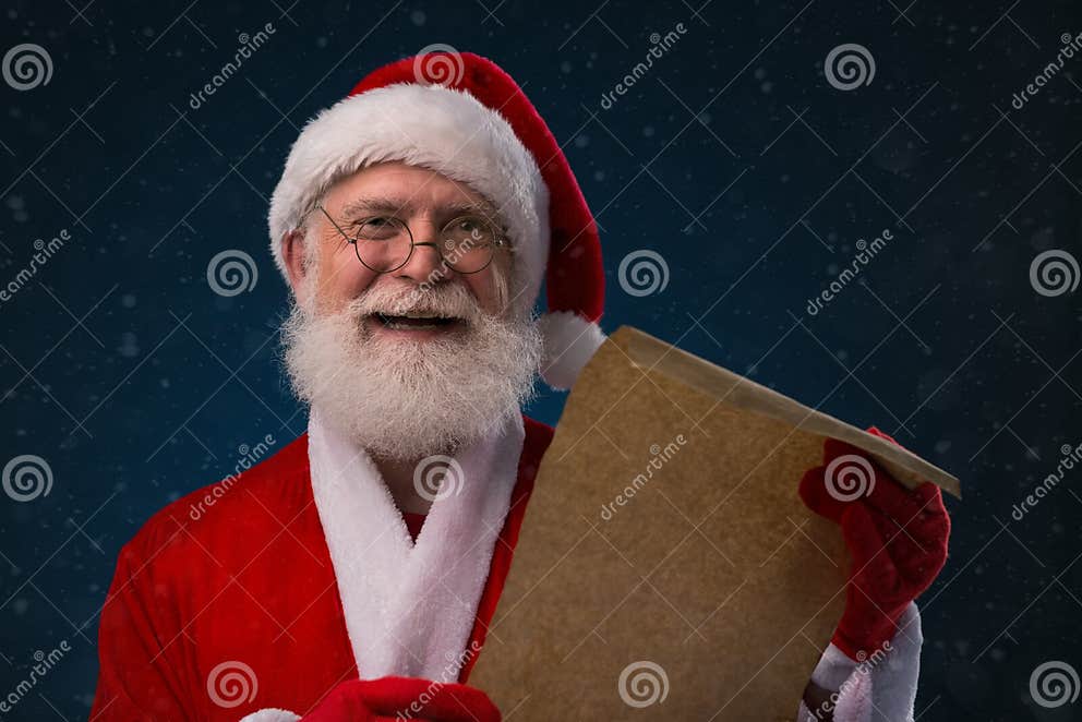 Santa com lista de nomes imagem de stock. Imagem de xmas - 60093537