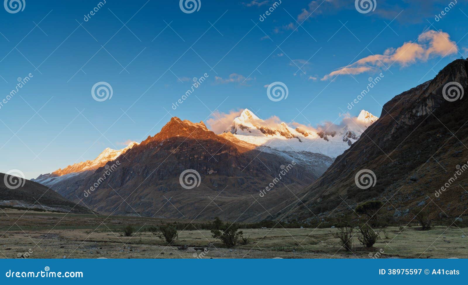 Santa Cruz-trek Berg in Peru Stock Afbeelding - Image of zuiden, berg ...