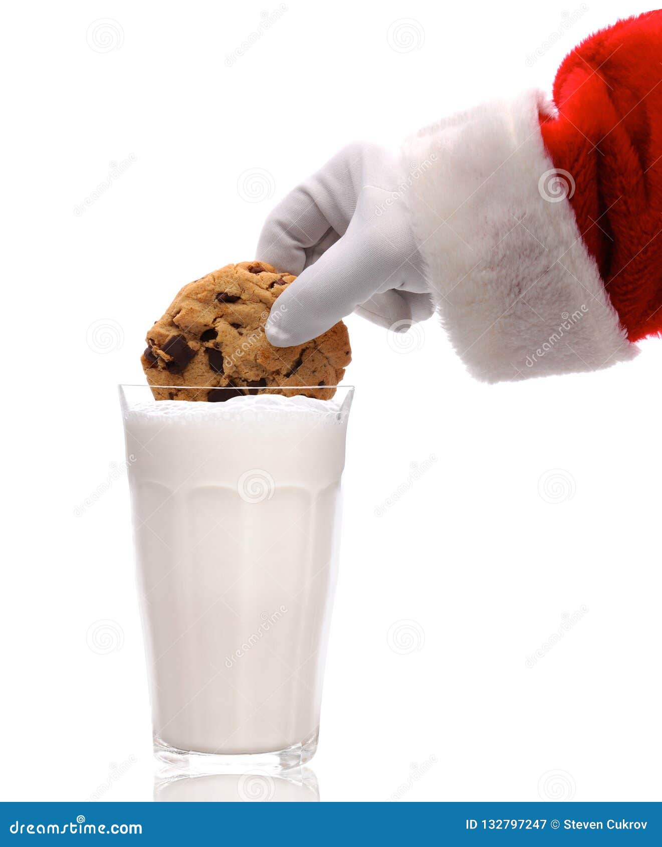 Santa Dunking Cookie in Ein Glas Milch Stockbild - Bild von tunken ...