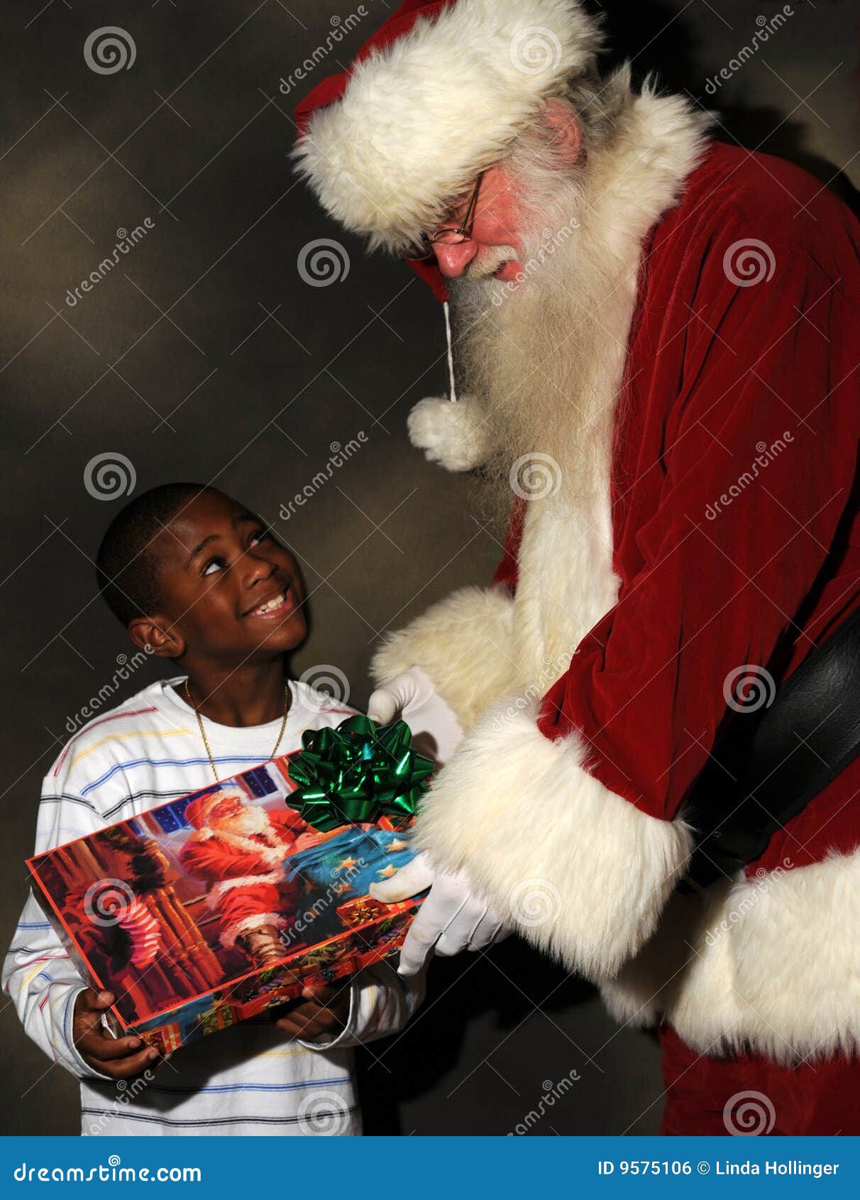 Santa et Little Boy photo stock. Image du heureux, donner - 9575106