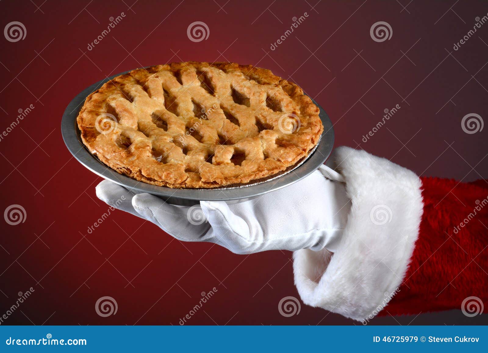 Santa Holding Pie Over Red fotografering för bildbyråer. Bild av hand ...