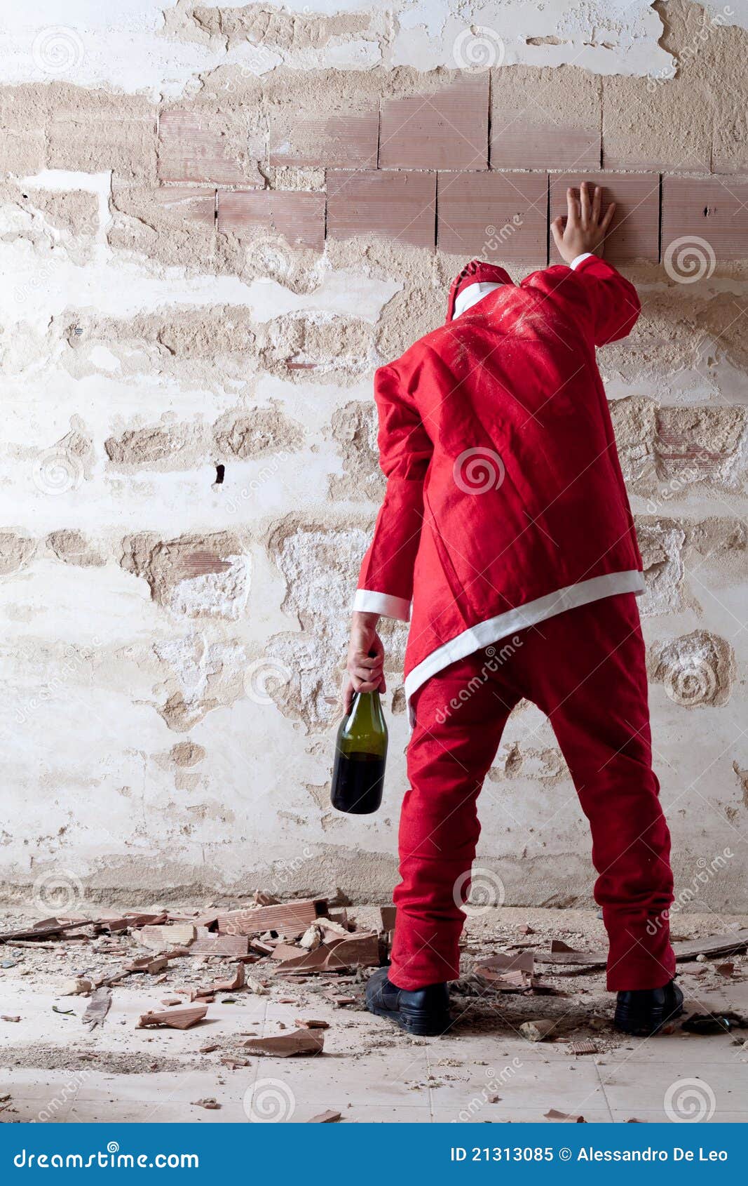 Santa ivre Staggering image stock. Image du penchant - 21313085