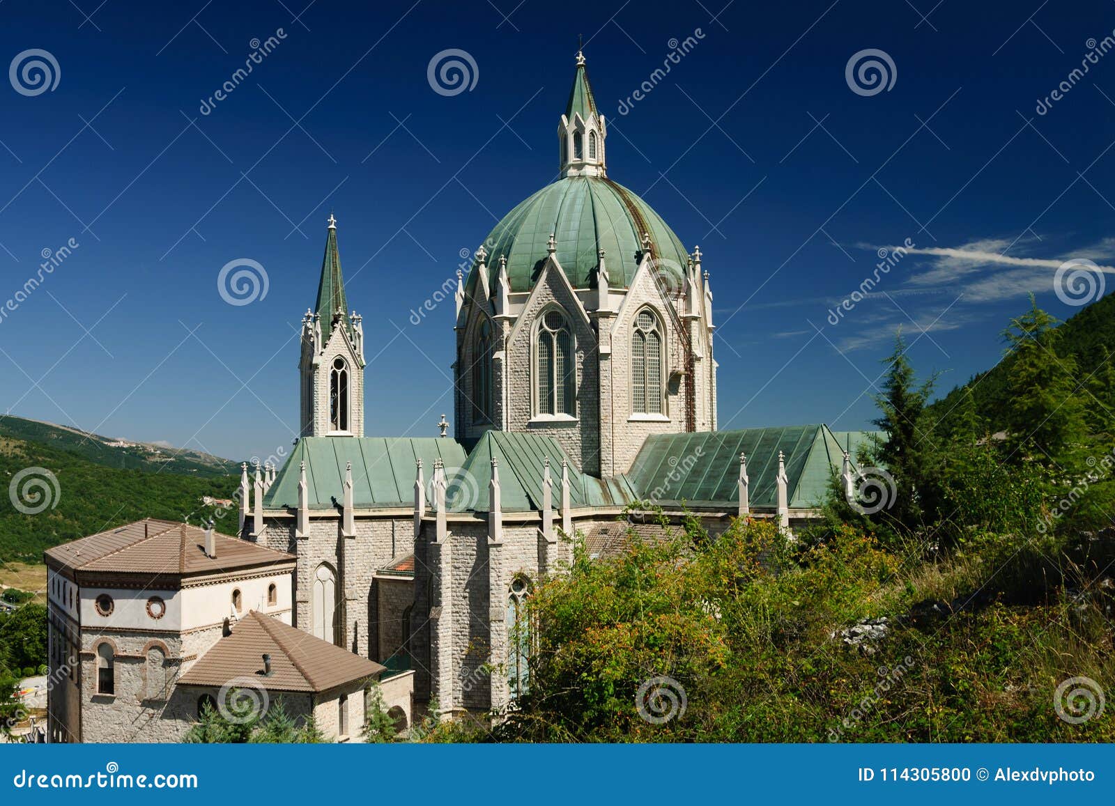 Santuario De Castel Petroso Foto de archivo - Imagen de dios, turismo ...