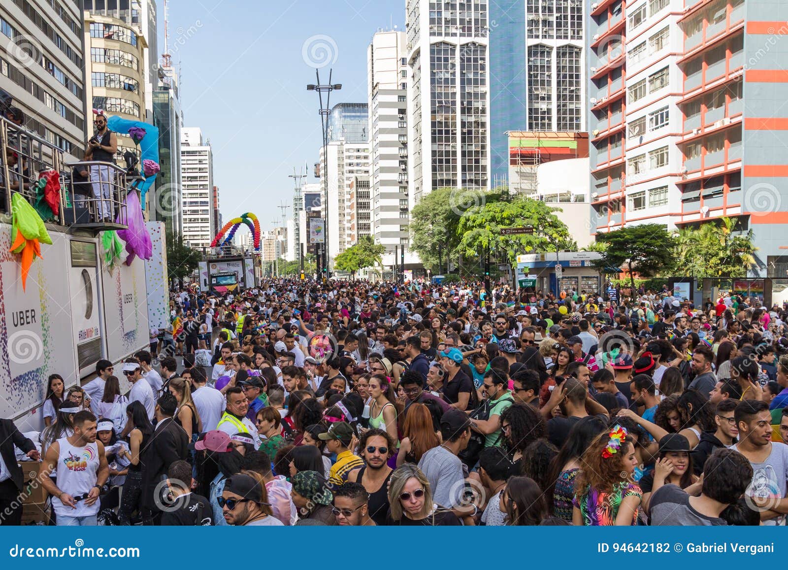 SAO PAULO, BRASIL - 18 DE JUNHO DE 2017: Participantes Em Pride Parade ...