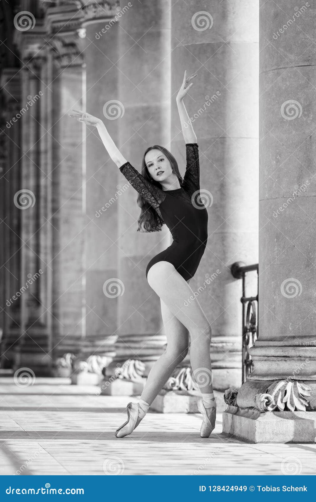 Sapatas Violetas Vestindo Da Malha E Do Pointe Da Bailarina Nova Imagem ...