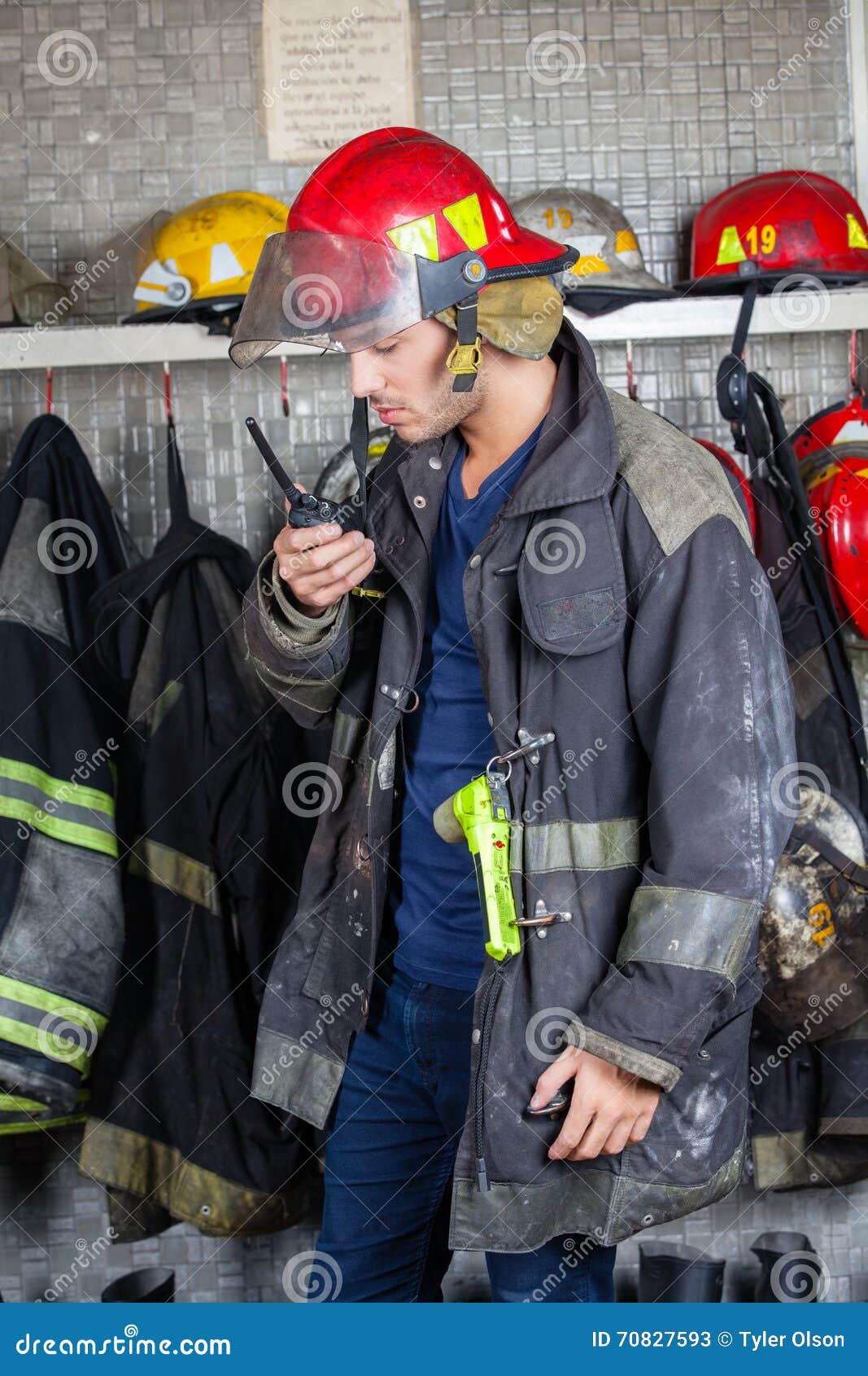 Sapeur-pompier Using Walkie Talkie Dans La Caserne De Pompiers Image ...