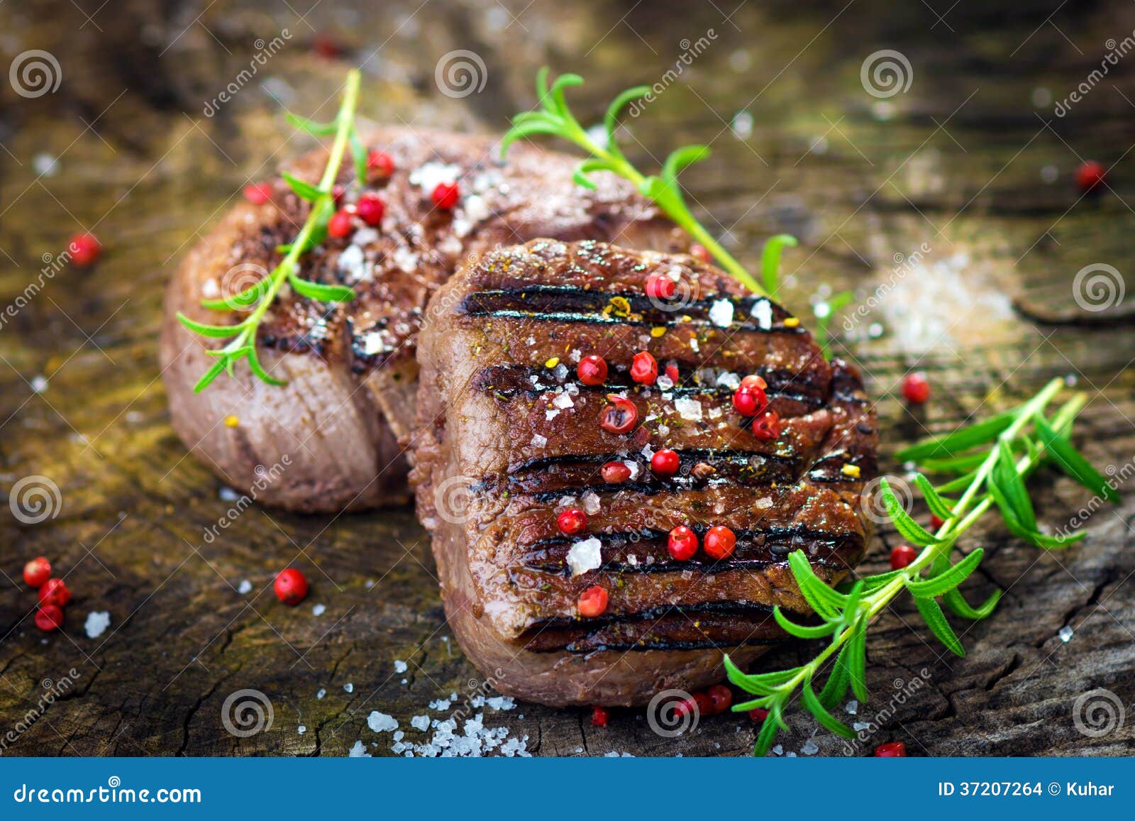 Sappig Filetlapje Vlees Met Verse Kruiden Stock Foto - Image of rood ...
