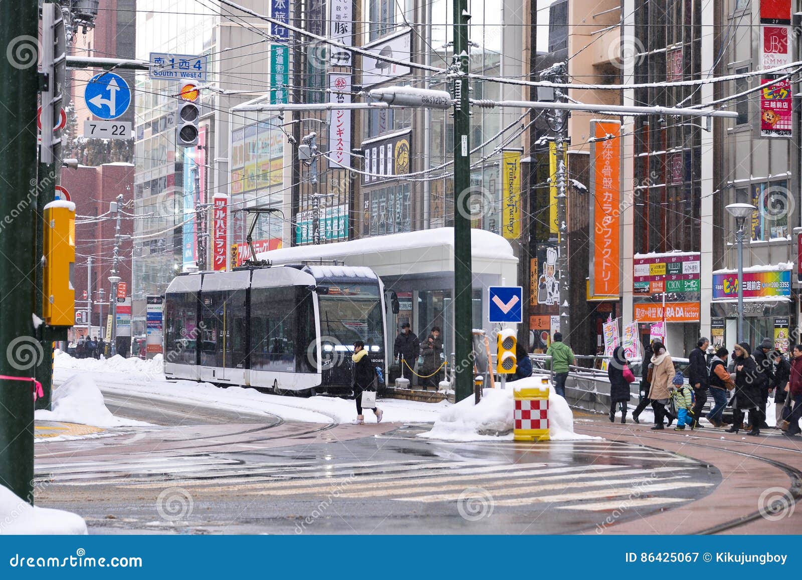 SAPPORO, JAPAN - 13 JANUARI, 2017: Tram in Sapporo De Stad in ...