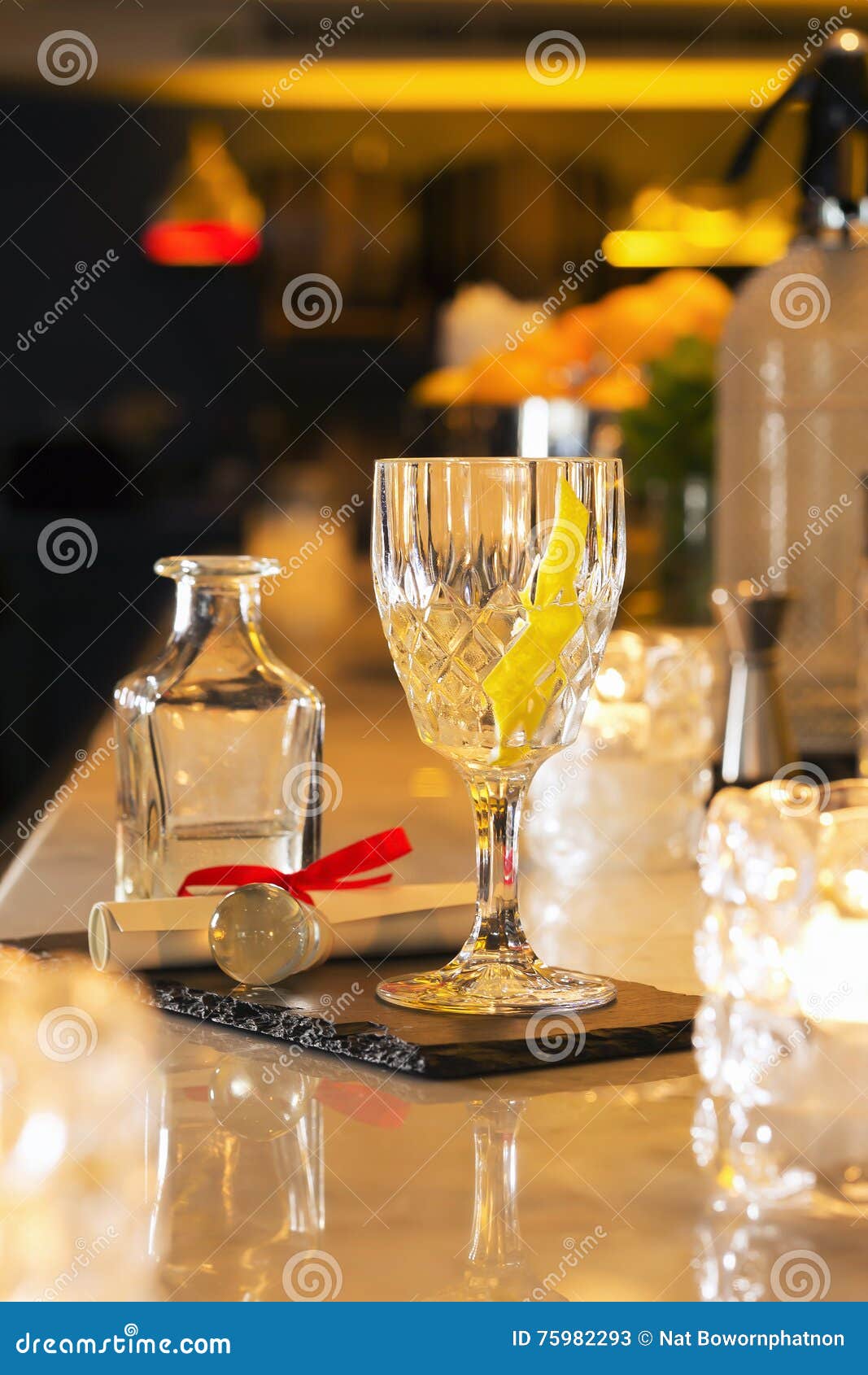 Saque Da Bebida Do Perfurador E Do Cocktail Na Barra Imagem de Stock ...