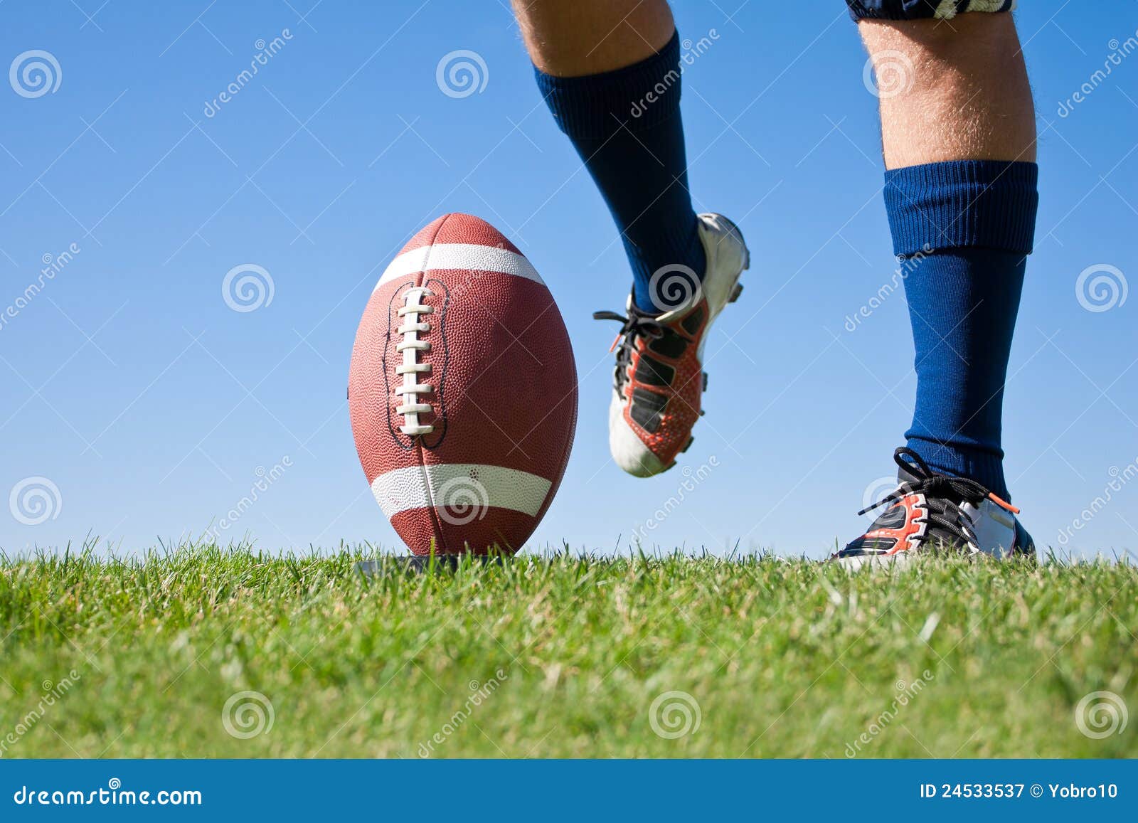 Saque De Centro Del Balompié Imagen de archivo - Imagen de juego ...