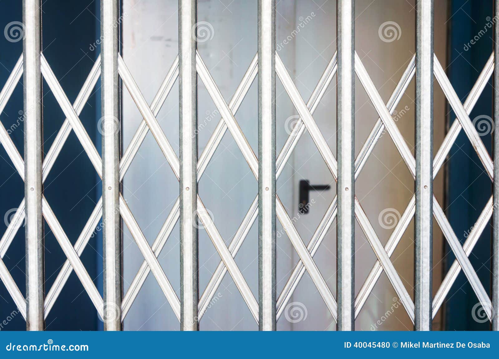 Saracinesche Chiuse in Negozio Fotografia Stock - Immagine di chiaro ...