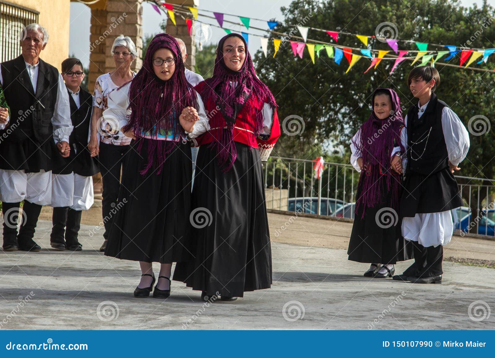 Sardinian Group Dance with Typical Clothes and Folklore Editorial Image ...