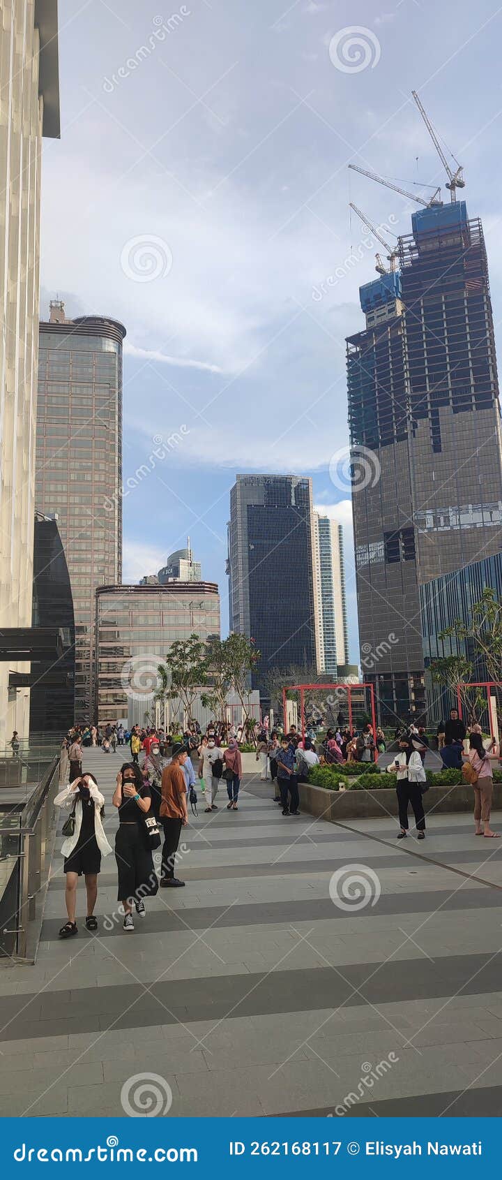 Sarinah Building Jakarta editorial photography. Image of people - 262168117