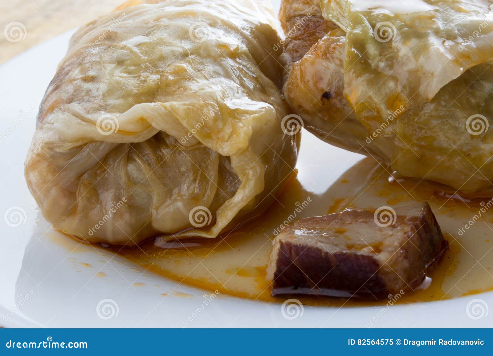 Sarma Serbe De Plat Servi Dans Le Plat Blanc Image stock - Image du ...