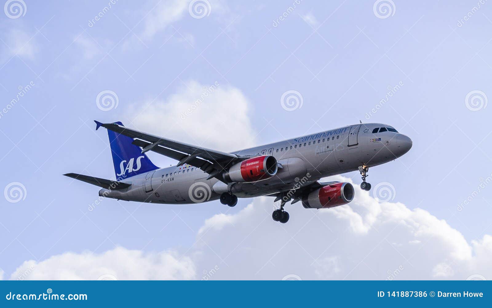 SAS Jet Landing at Heathrow Editorial Photo - Image of cloud, plane ...