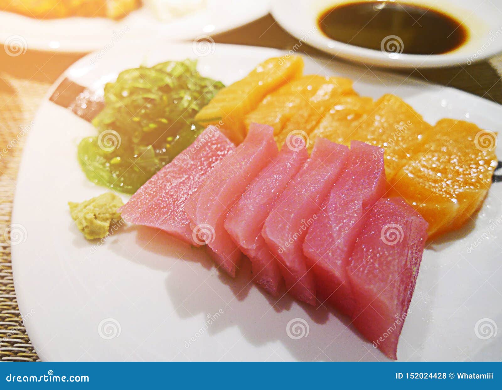 Sashimi Do Atum No Prato Branco Foto de Stock - Imagem de molho, tabela ...