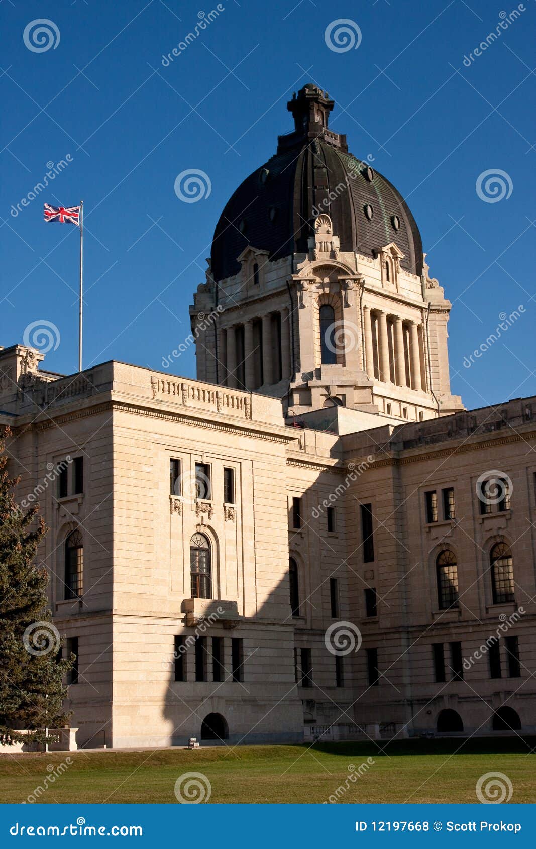 Saskatchewan Legislative Building Stock Photo - Image of flag, regina ...
