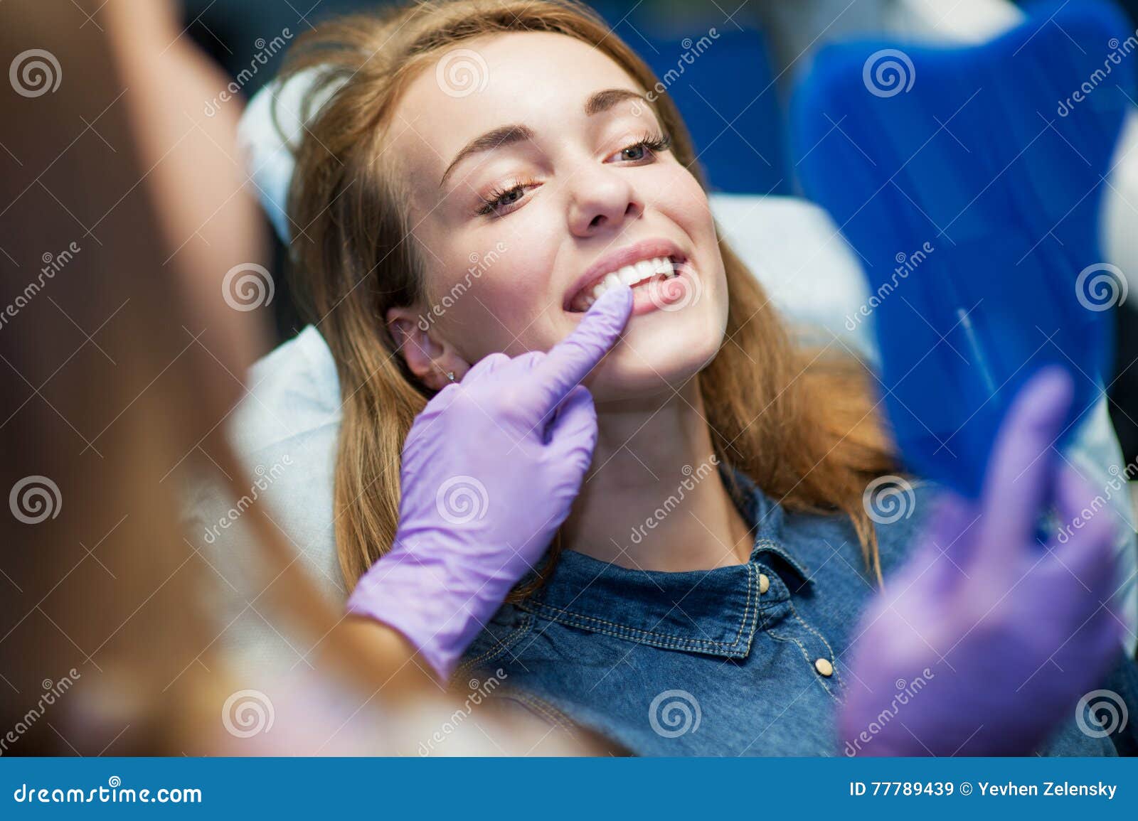 Satisfecho con el paciente imagen de archivo. Imagen de diente - 77789439