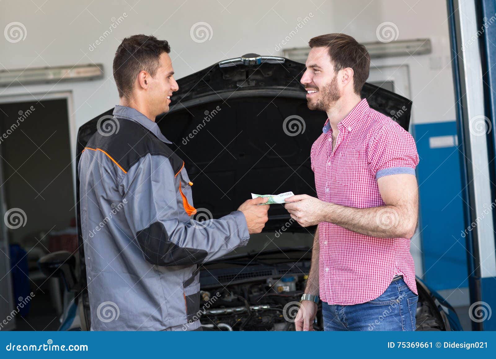 Satisfied customer pays stock image. Image of hand, mechanic - 75369661