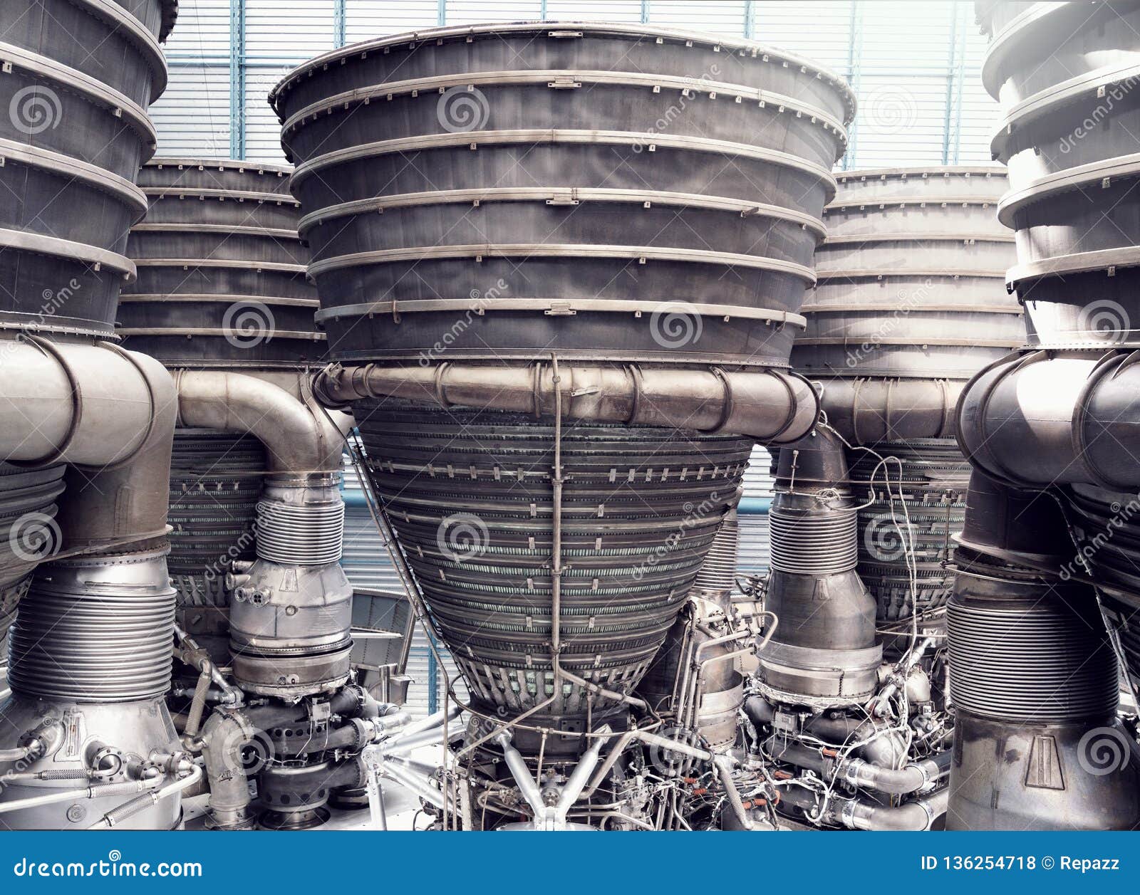 Saturn V Rocket Engines Close Up Redactionele Stock Foto - Image of ...