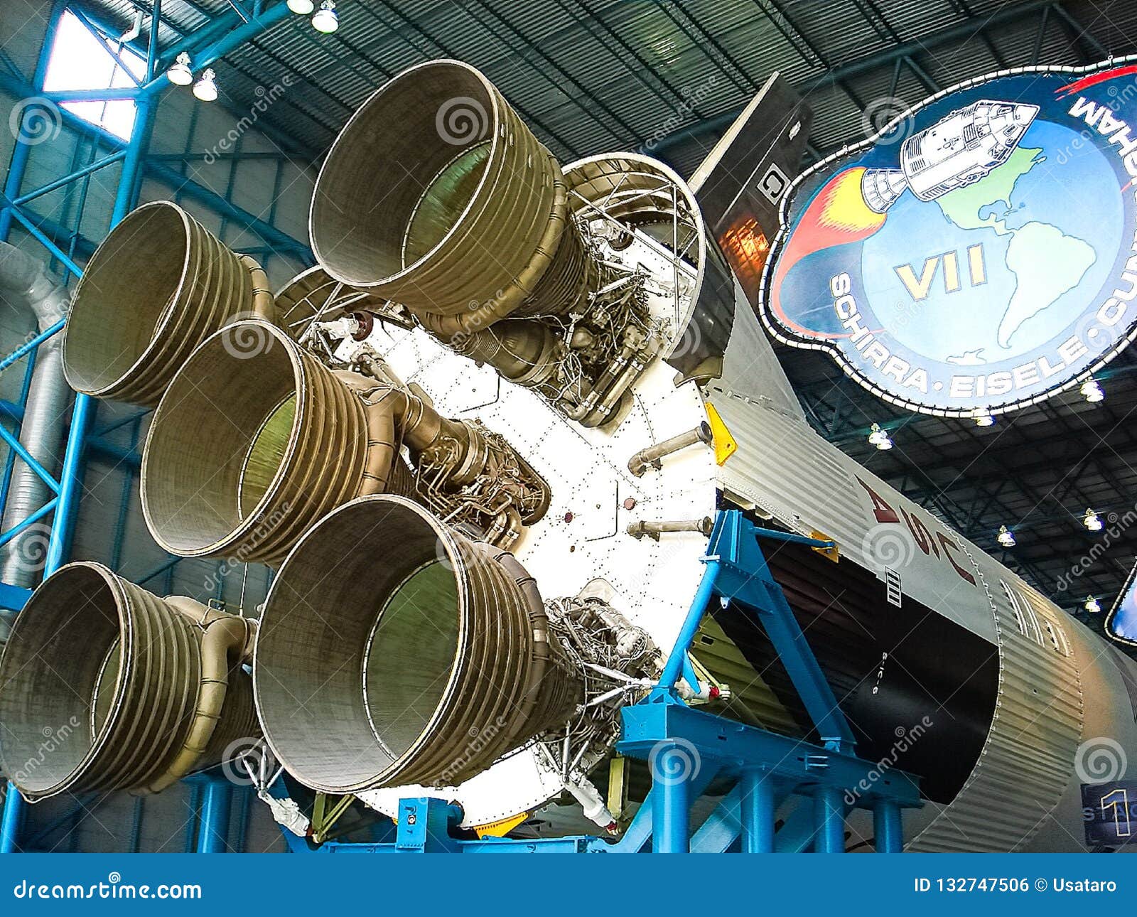 Saturn V Rocket Engines Indicou No Centro De Apollo Saturn V Foto ...