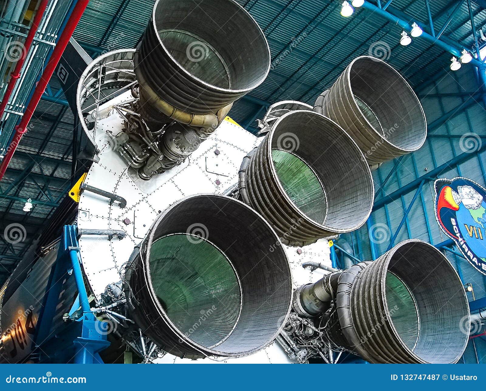 Saturn V Rocket Engines Zeigte in Mitte Apollo Saturns V an ...