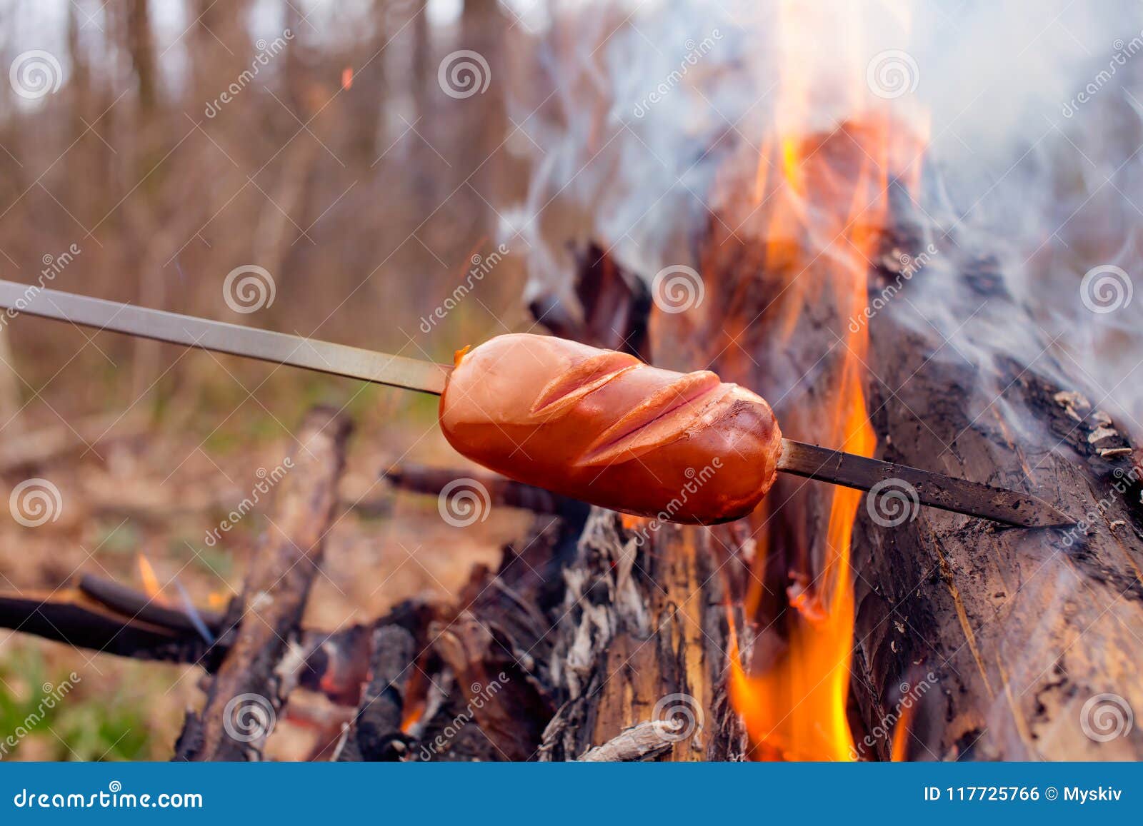 Saucisse Rouge Cuite Au Four Sur Le Feu Photo stock - Image du lueur ...