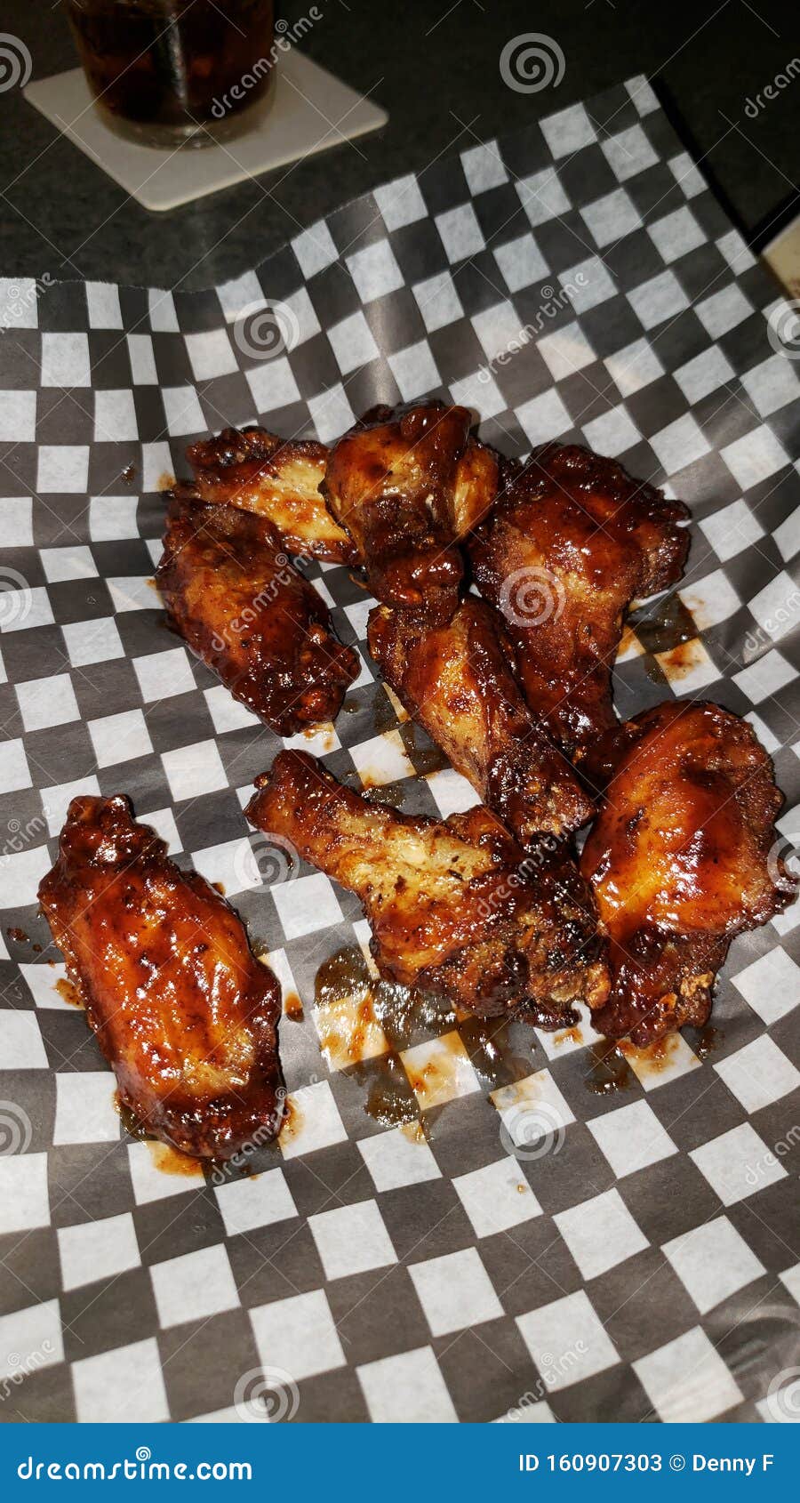 Saucy Chicken Wings stockbild. Bild von flügel, stab - 160907303