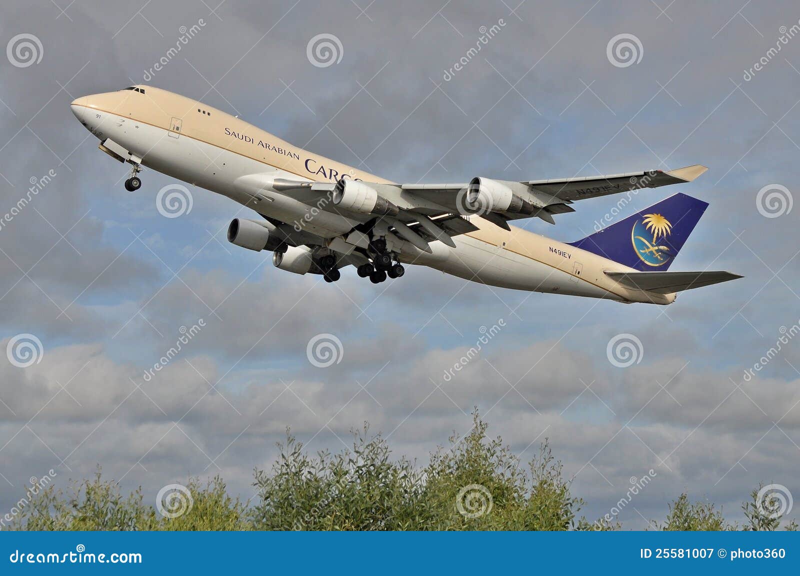 Saudi Arabian B747F editorial photography. Image of biggest - 25581007