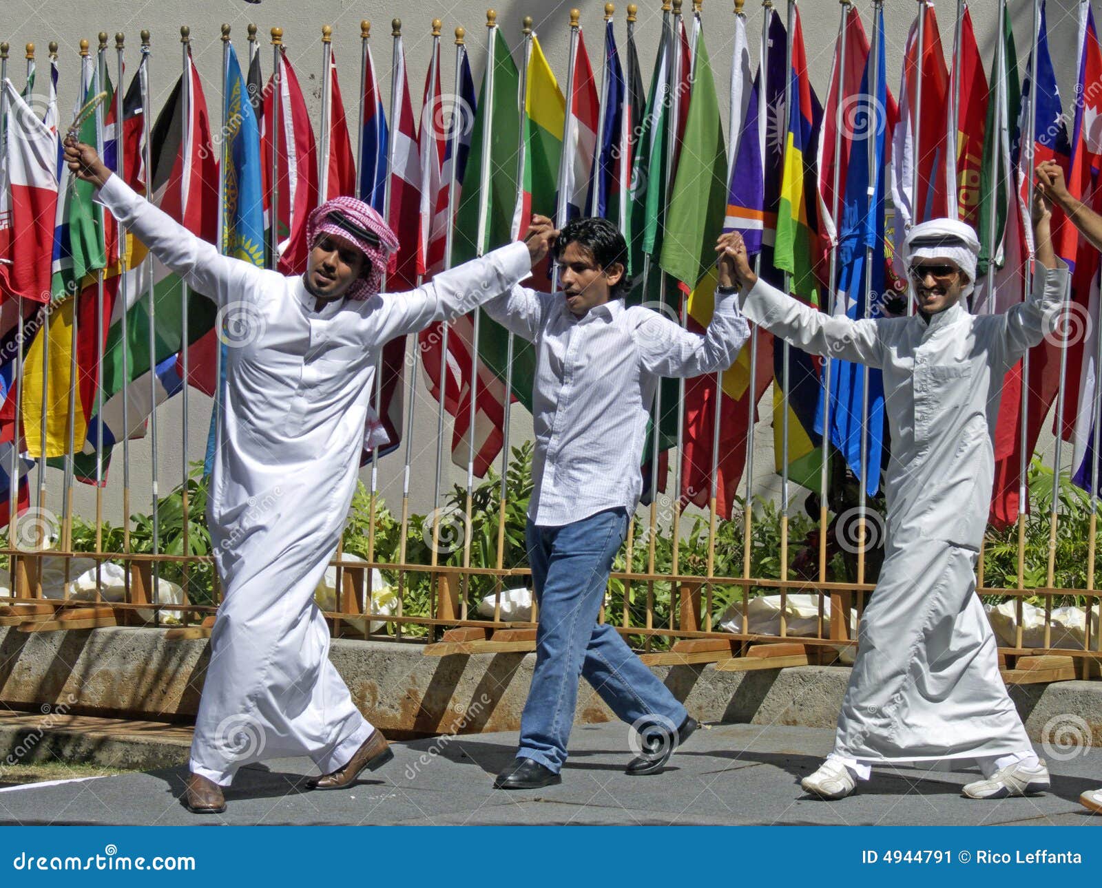 Saudi Arabian Dancers editorial photo. Image of event - 4944791