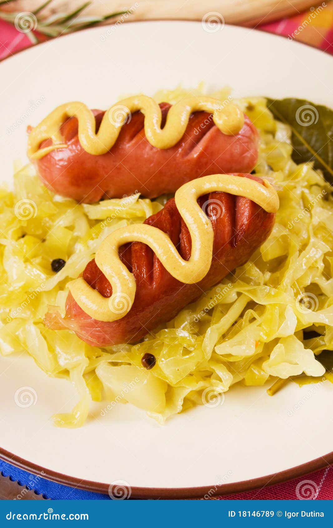 Sauerkraut, Col Amarga Con La Salchicha Imagen de archivo - Imagen de ...