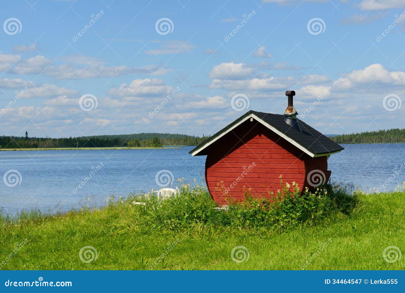 Sauna Finlandese Sulla Riva Del Lago Blu Immagine Stock - Immagine di ...