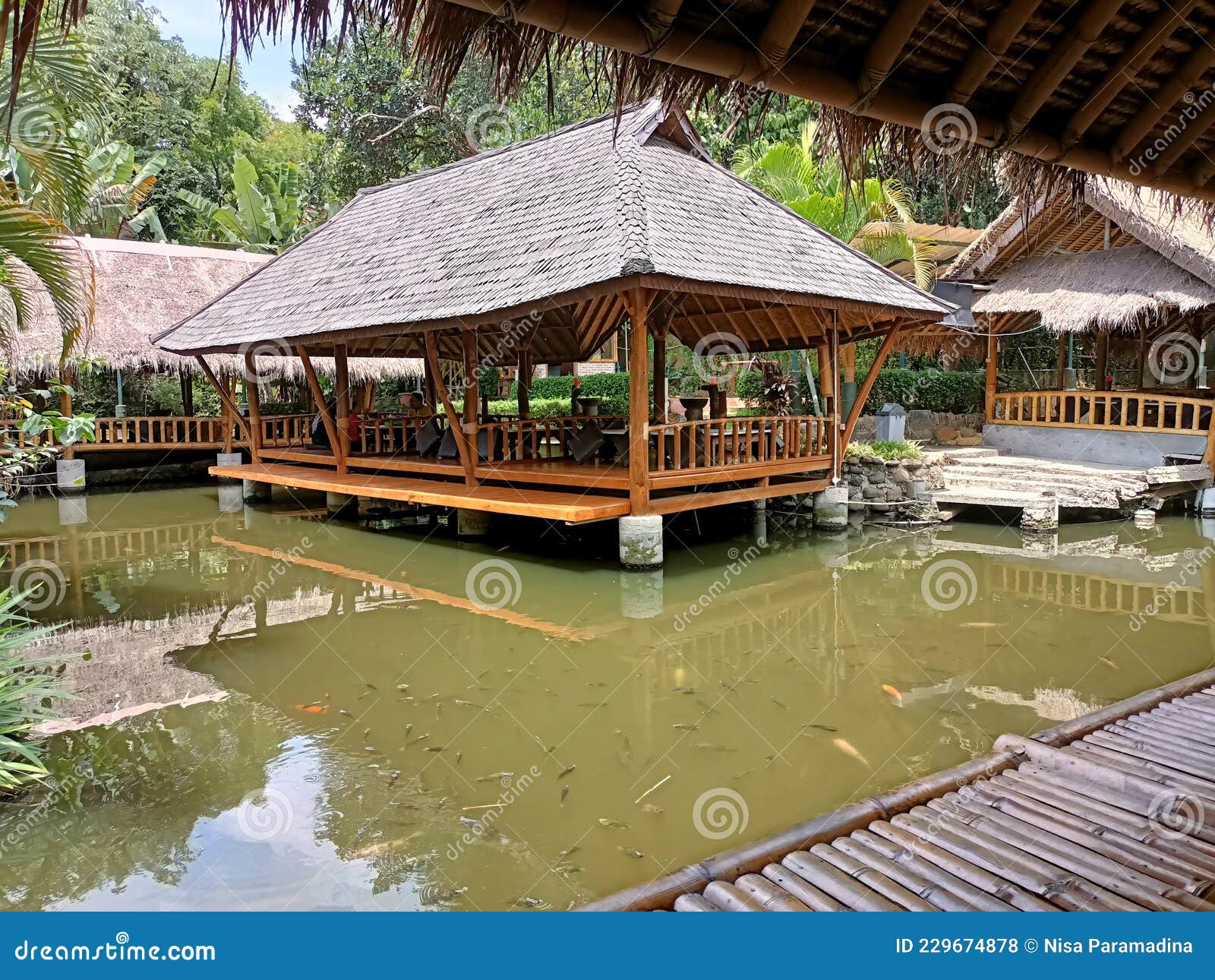 Saung Mang Engking Restaurant Sunda Foto de archivo editorial - Imagen ...