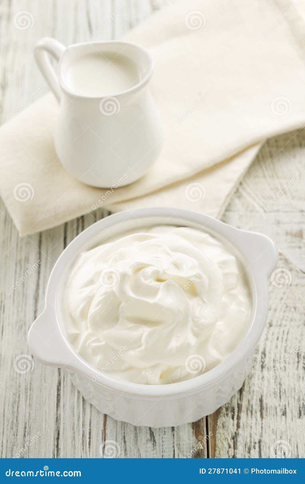 Saure Sahne und Milch stockbild. Bild von sahne, selbstgemacht - 27871041