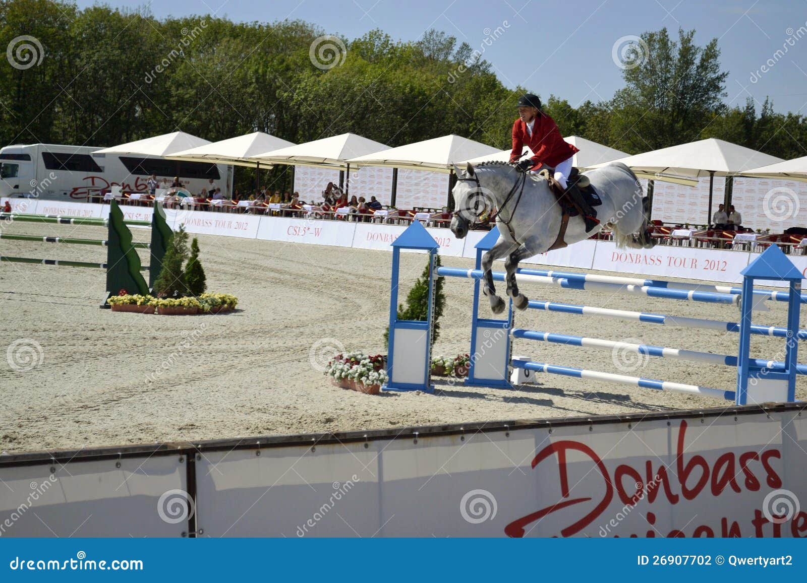 Saut d'un cheval photographie éditorial. Image du barrière - 26907702