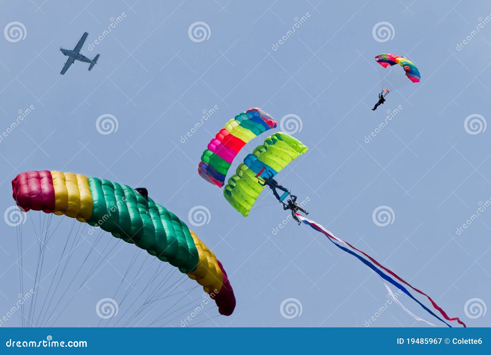 Saut En Parachute De L'avion Image stock - Image du avion, parachutiste ...