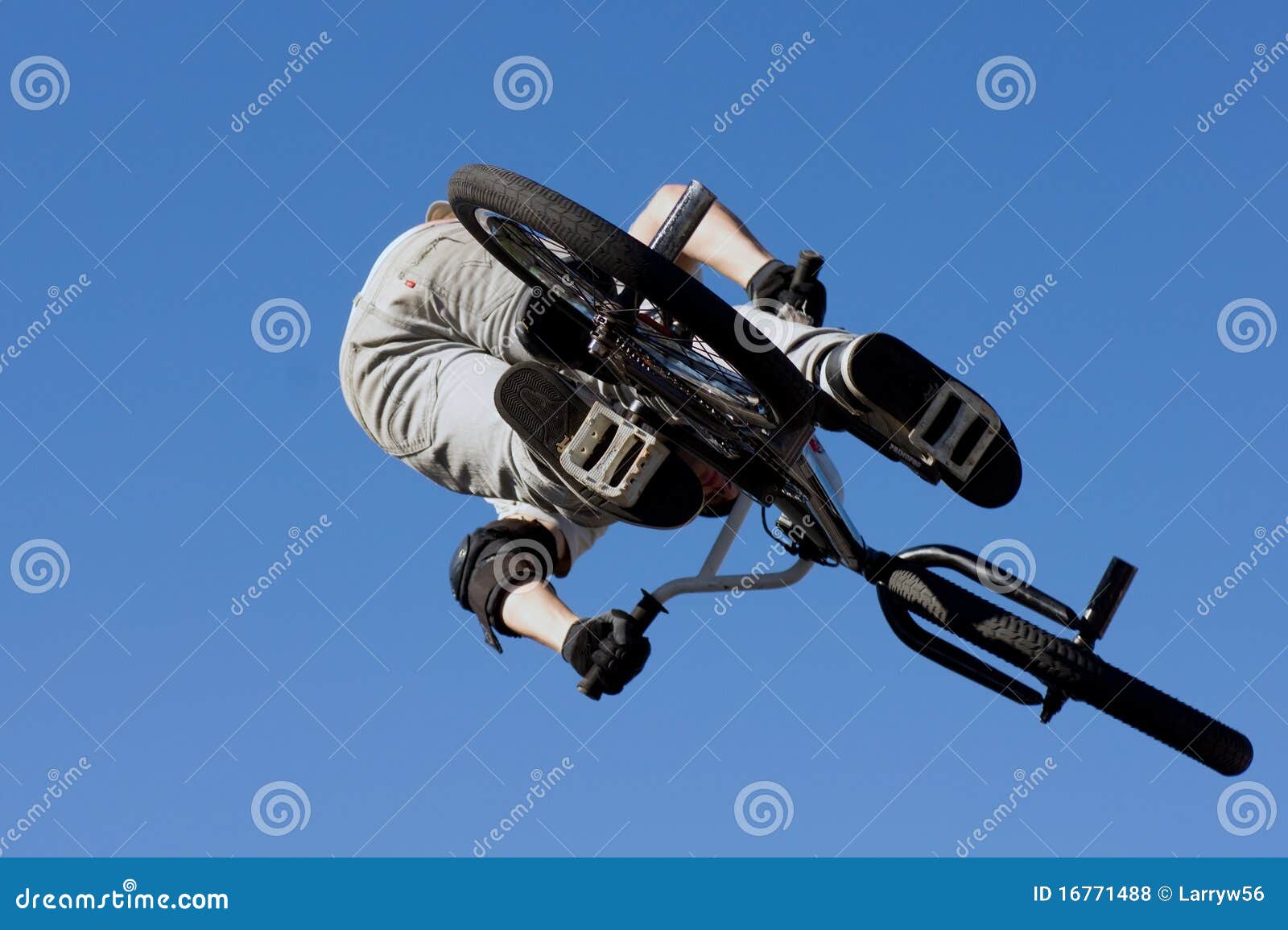 Saut vertical de BMX photo stock éditorial. Image du sport - 16771488