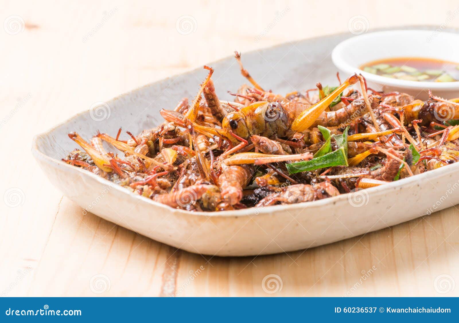 Sauterelle Frite Dans Le Plat Image stock - Image du insecte, frit ...
