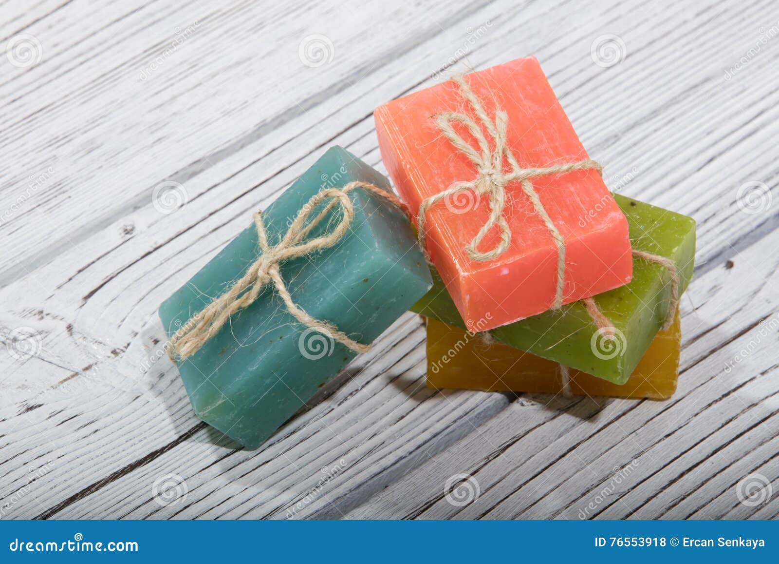 Savon Coloré Dans Différentes Couleurs Photos Stock - Téléchargez 86 ...