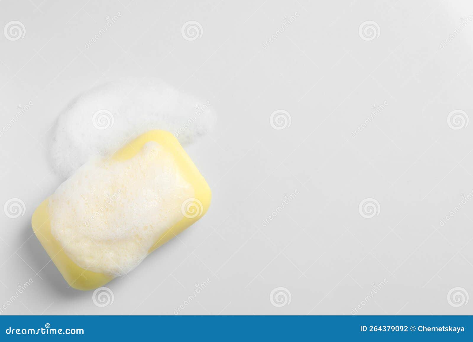 Savon Et Mousse Moelleuse Sur Fond Blanc Photo stock - Image of ...