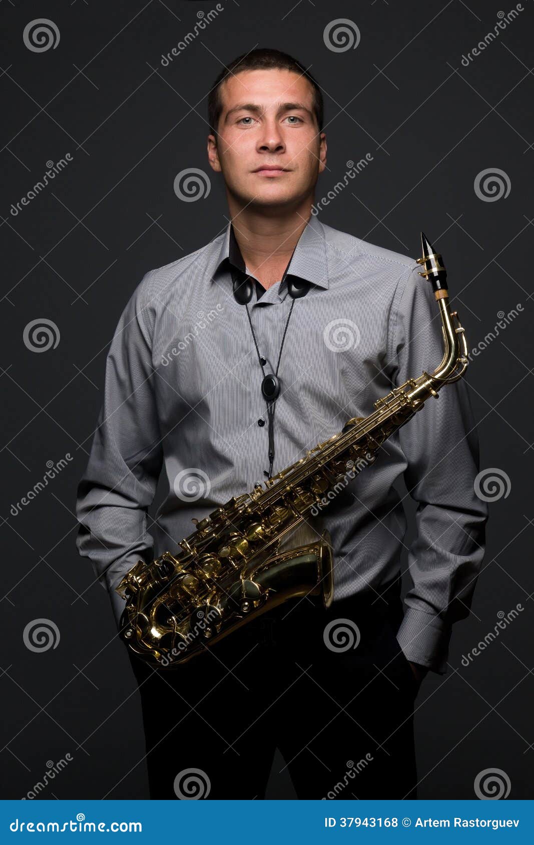 Saxofonista joven foto de archivo. Imagen de artista - 37943168